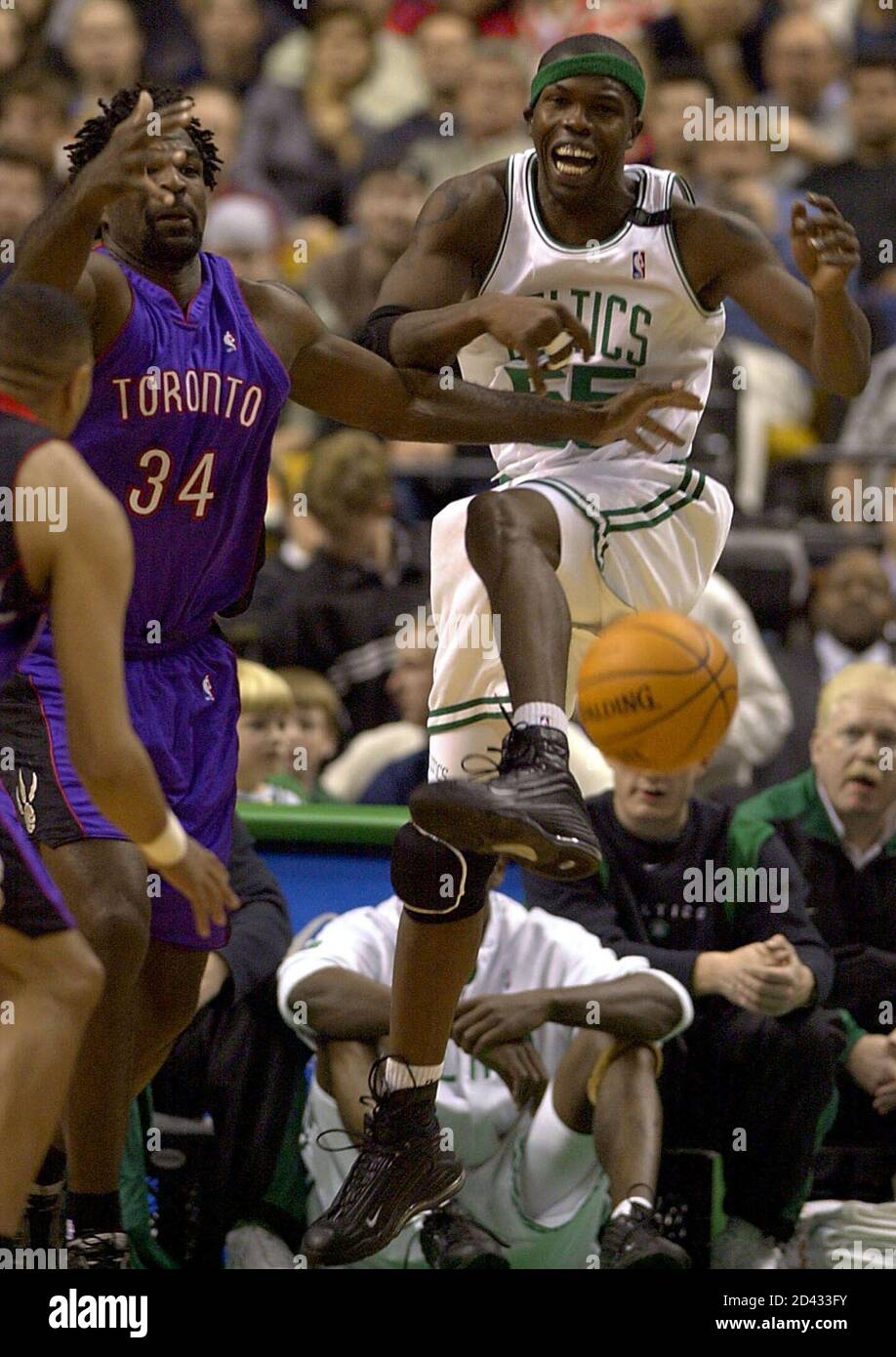 Charles oakley raptors hi-res stock photography and images - Alamy