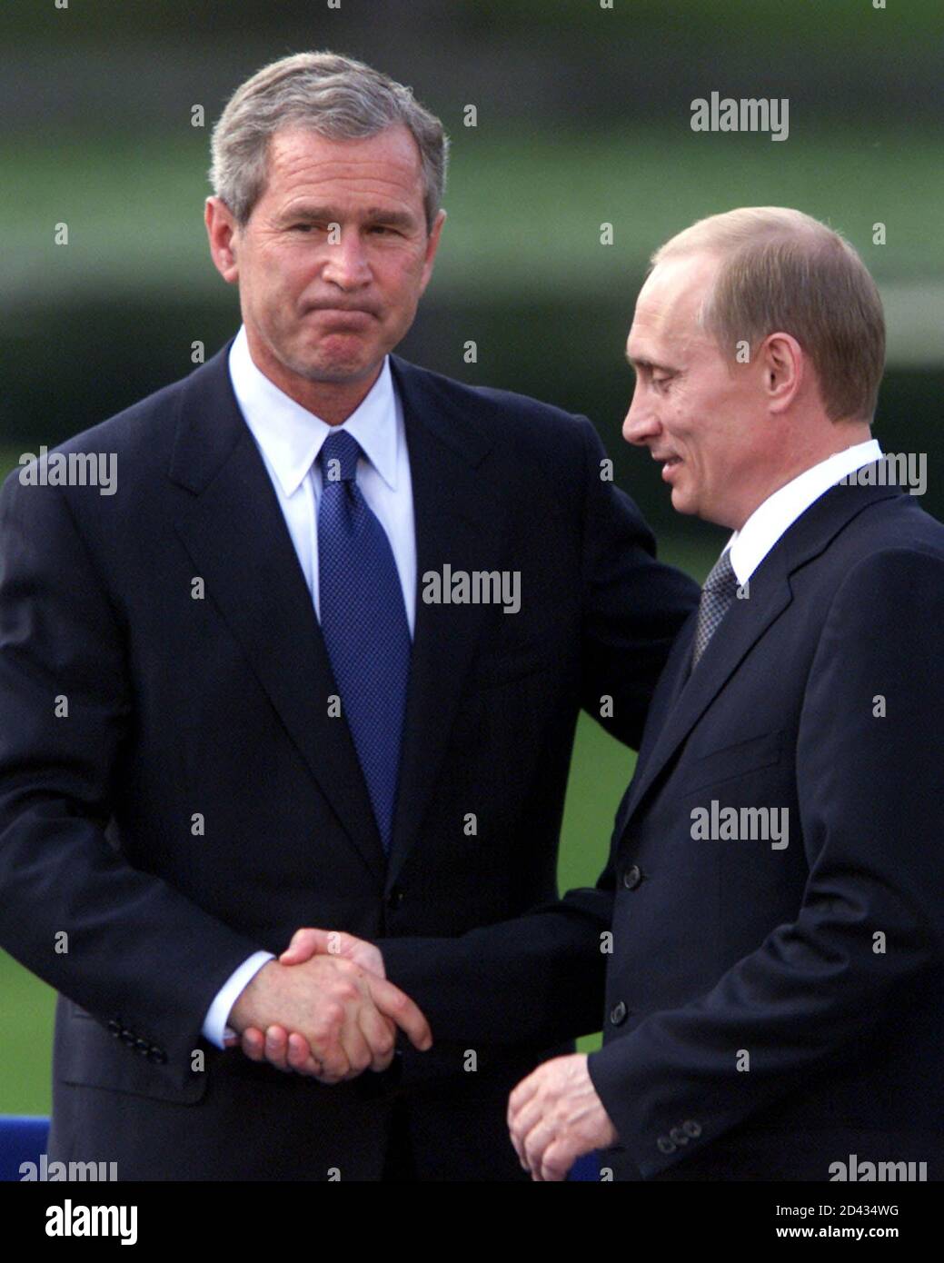 George w bush putin 2001 hi-res stock photography and images - Alamy