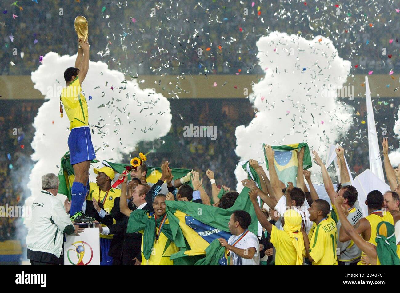 Brazil world cup 2002 final trophy hi-res stock photography and images ...