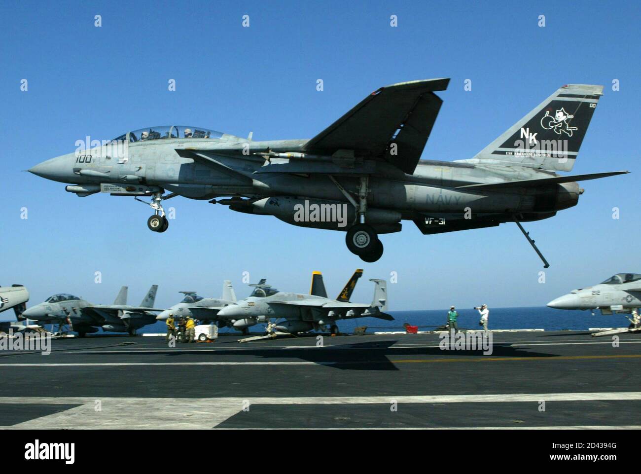Tailhook down hi-res stock photography and images - Alamy
