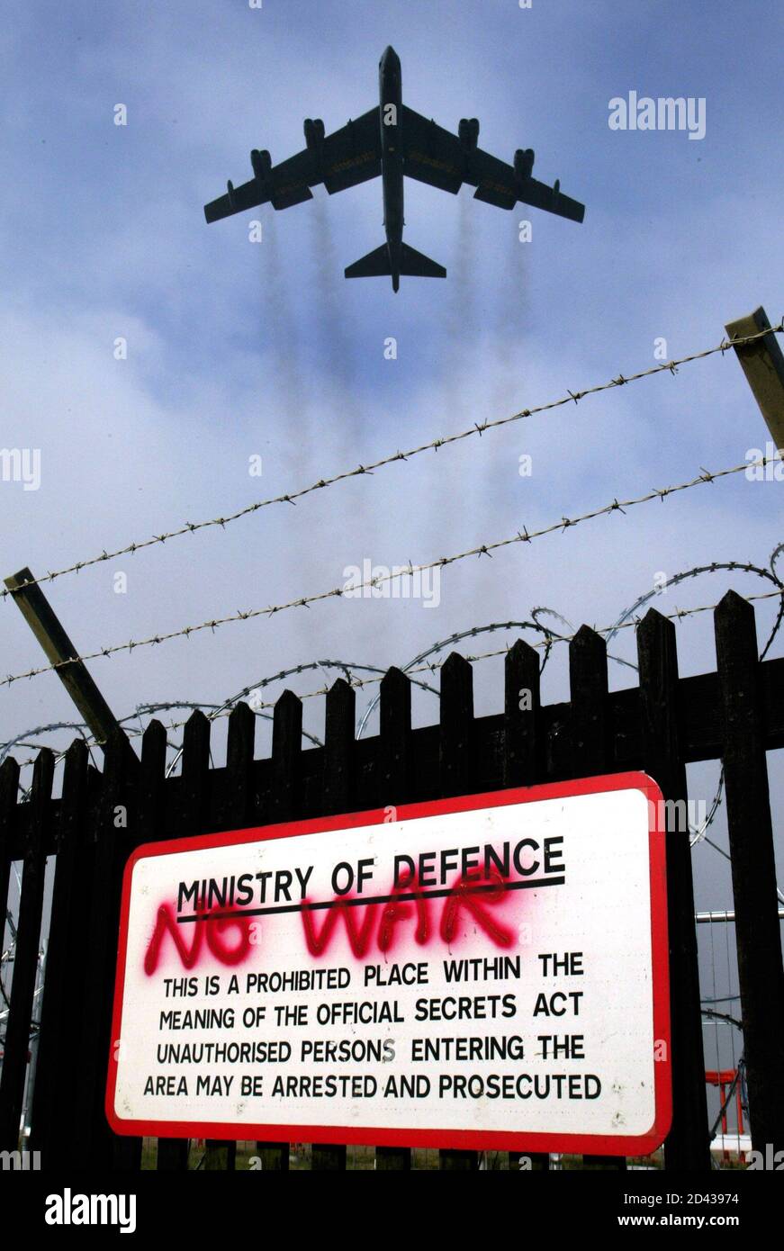 Raf fairford war protest hi-res stock photography and images - Alamy