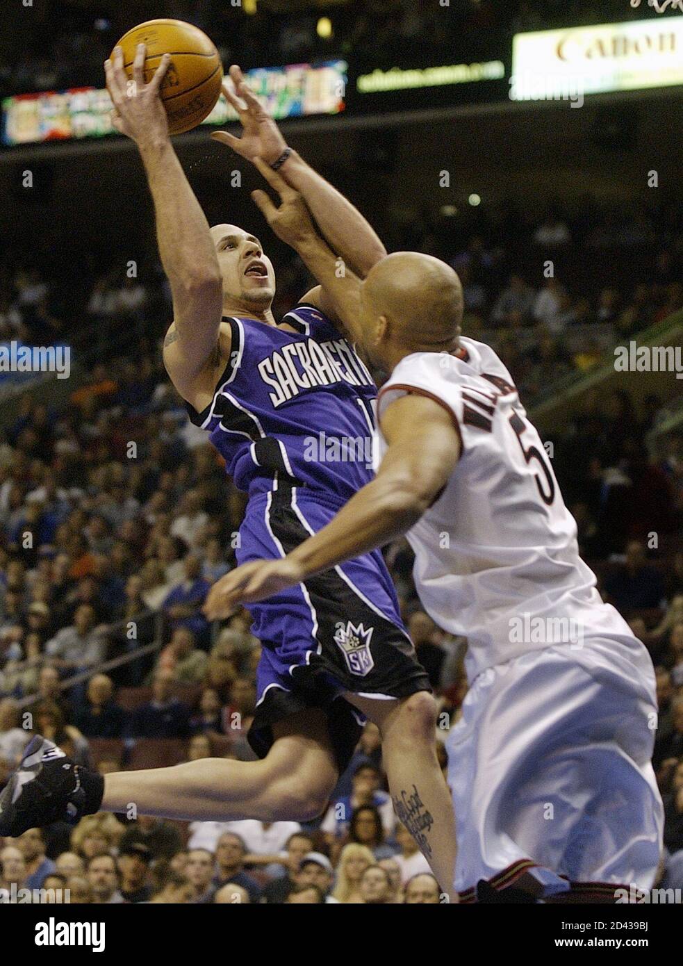 Sacramento kings guard mike bibby hi-res stock photography and images ...