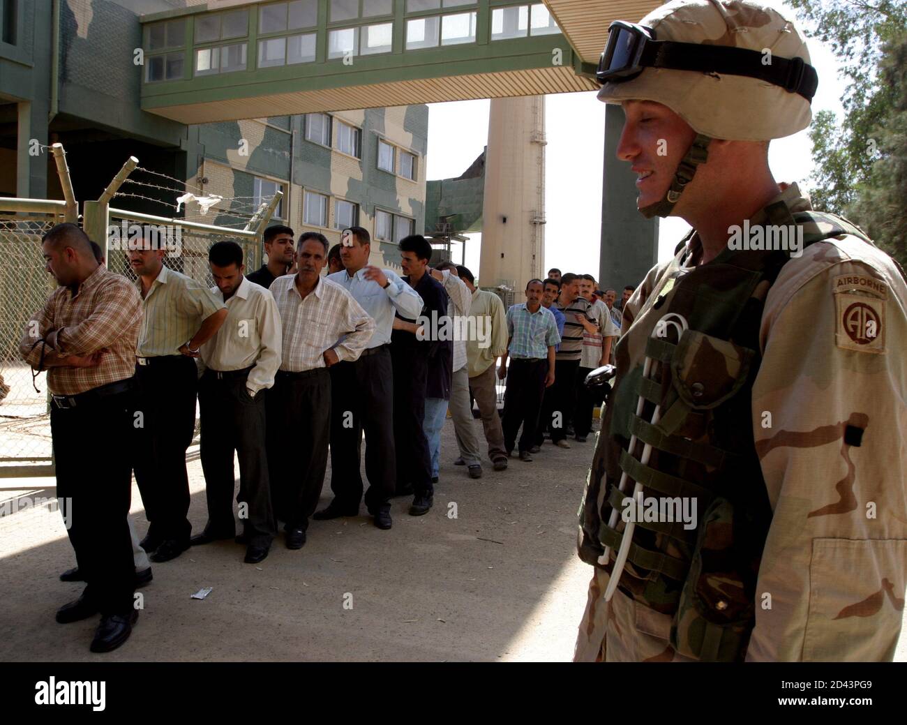 Employees receive wages hi-res stock photography and images - Alamy