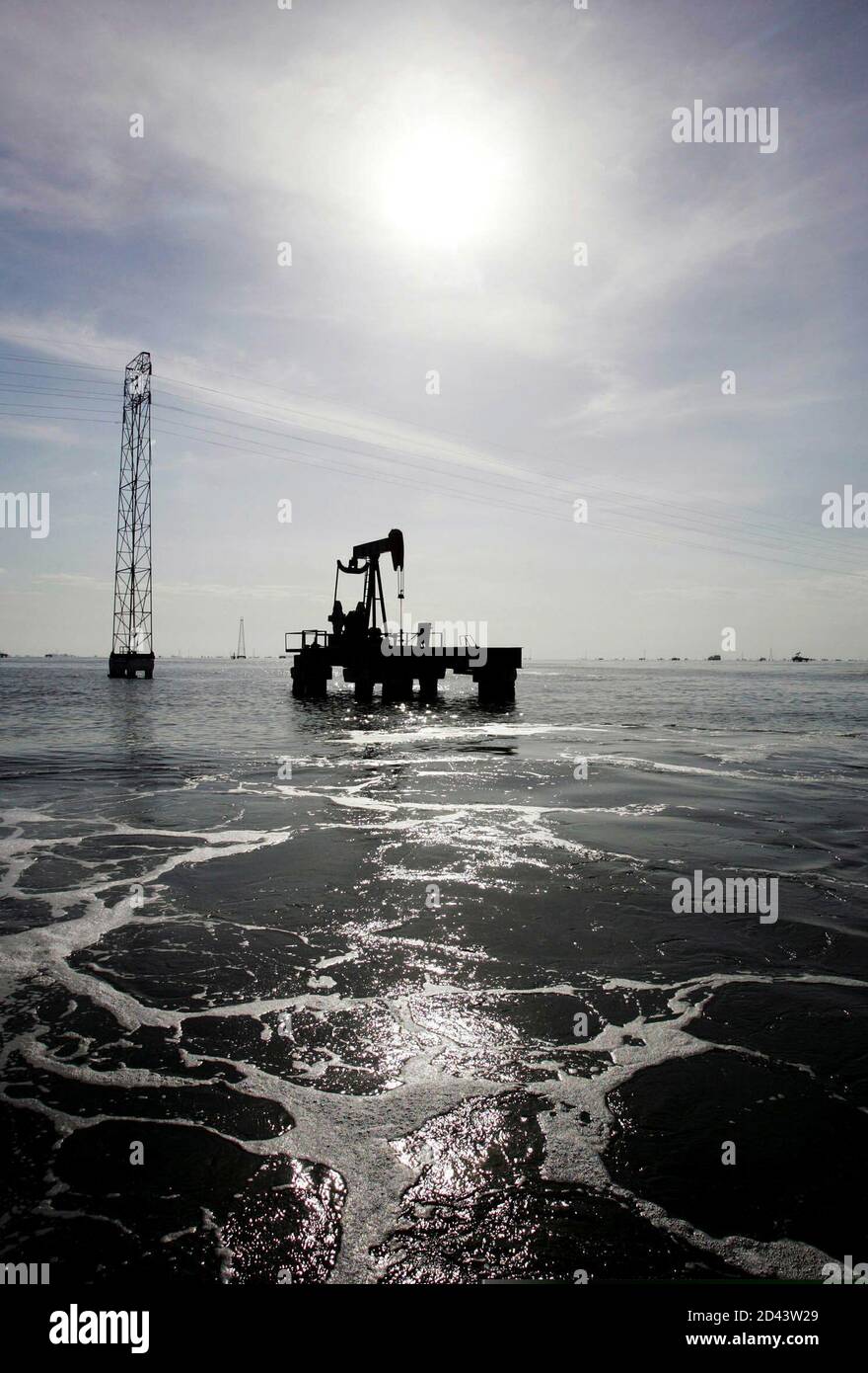 Lake maracaibo venezuela oil rig High Resolution Stock Photography and ...