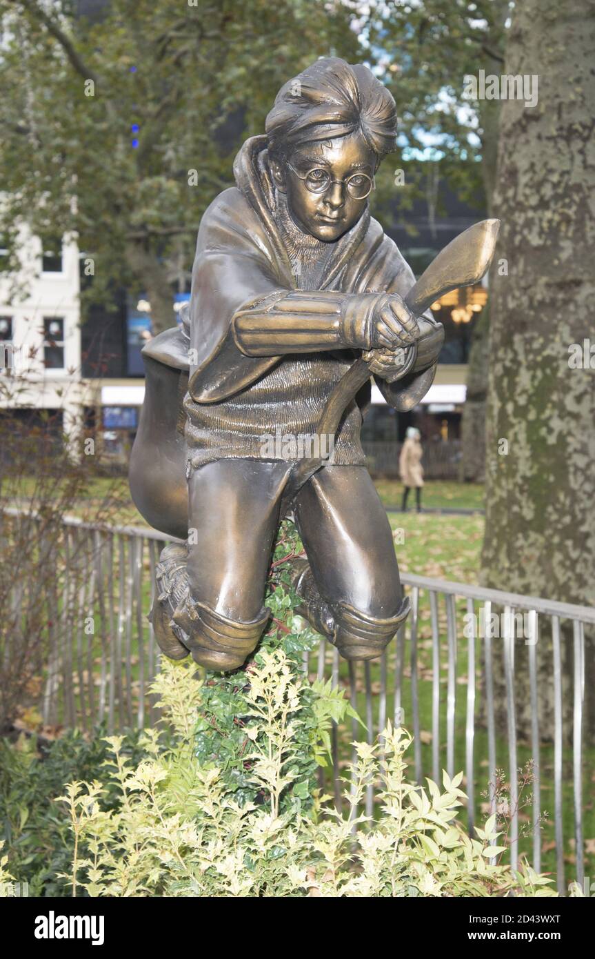 Harry potter statue hi-res stock photography and images - Alamy