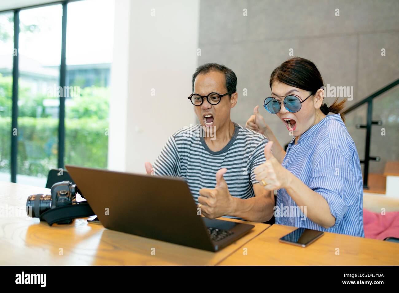 Men looking at computer screen hi-res stock photography and images - Alamy
