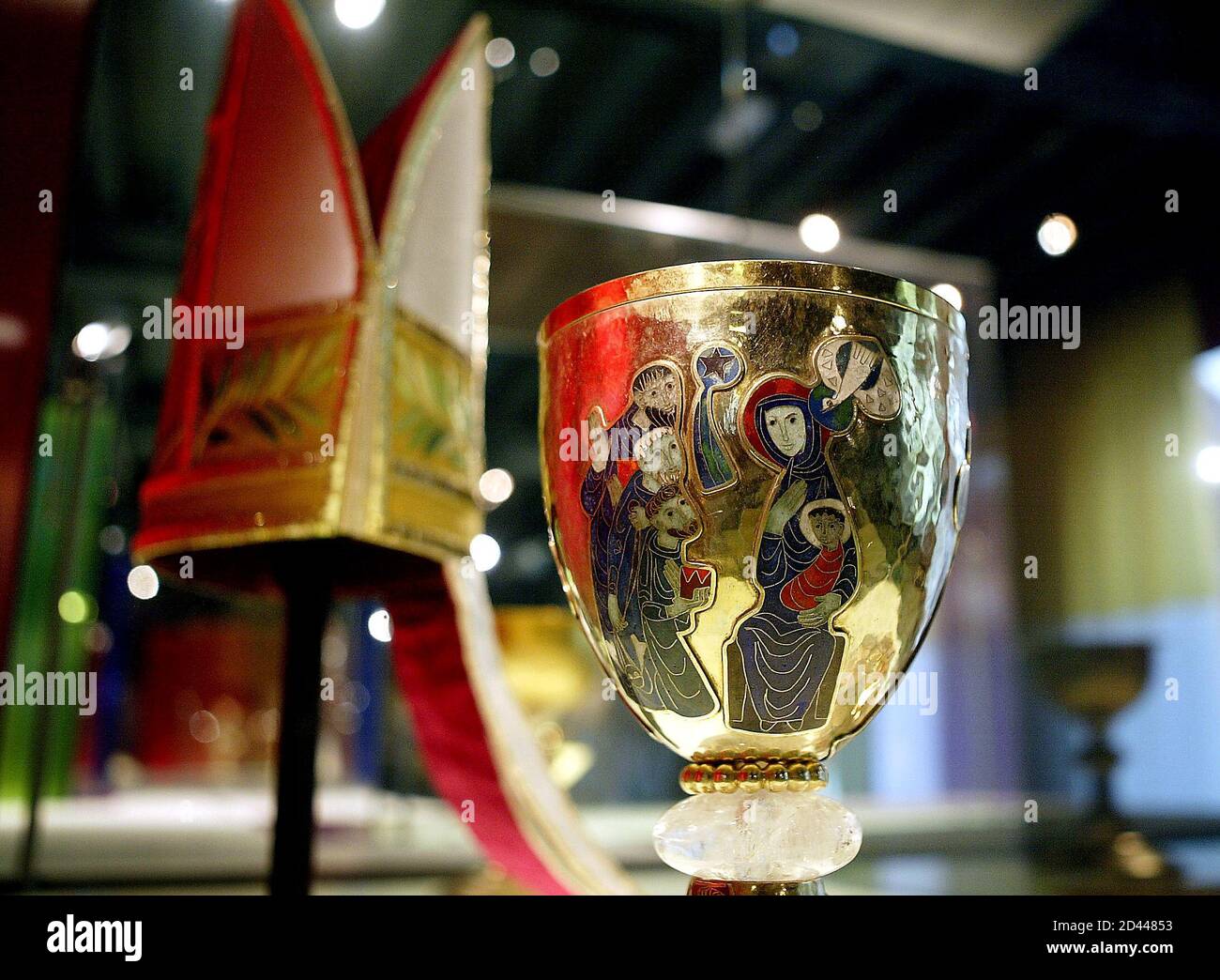 Chalice paten hi-res stock photography and images - Alamy