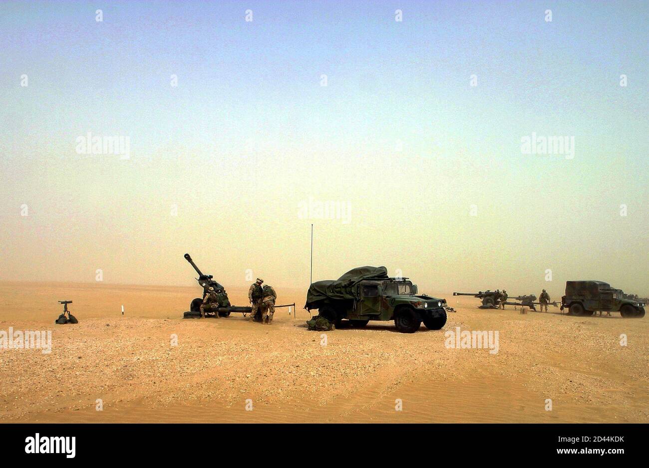 Kuwaiti soldiers taking part hi-res stock photography and images - Alamy