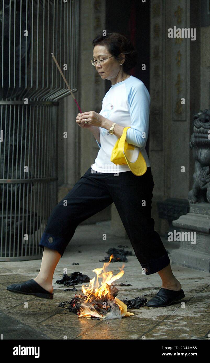 Pile of burning money hi-res stock photography and images - Alamy