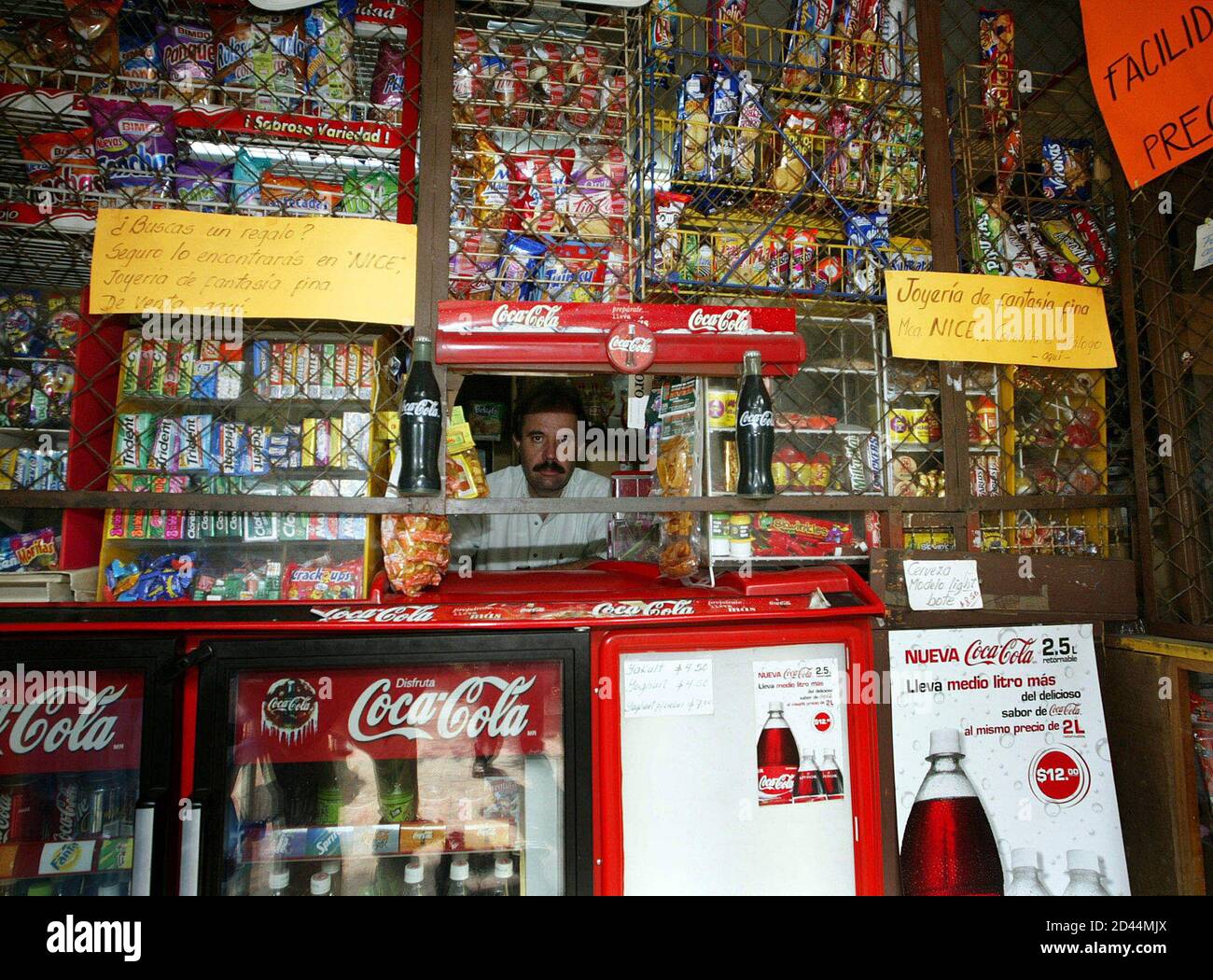 Oxxo mexican convenience store hi-res stock photography and images - Alamy