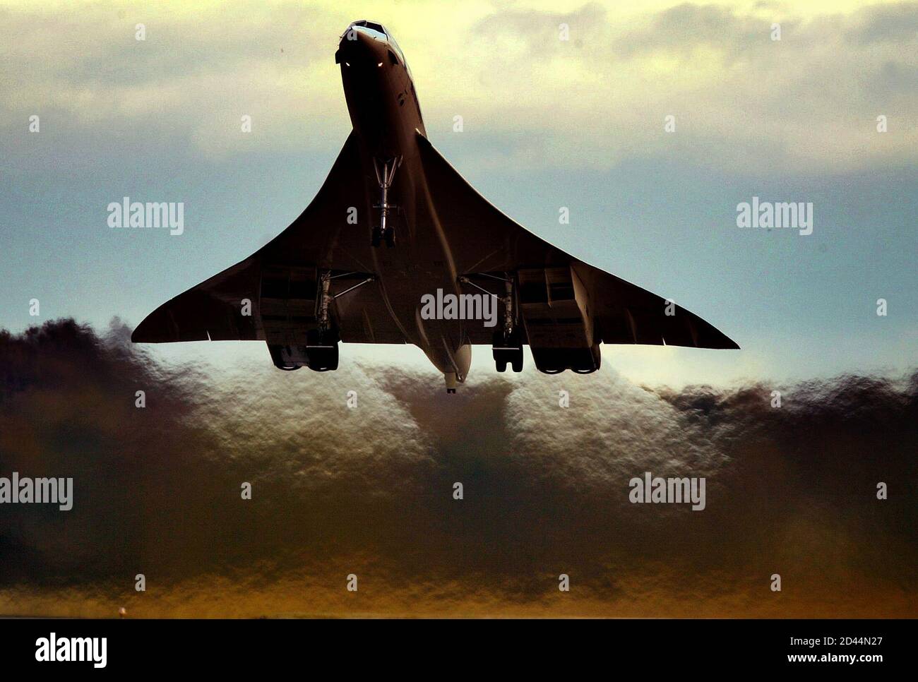 A british airways concorde takes off edinburgh hi-res stock photography ...