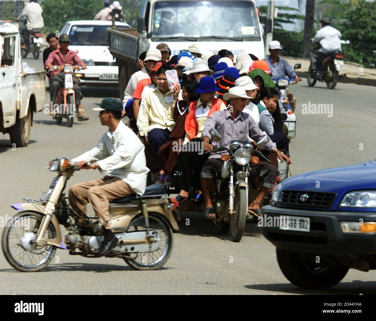 Overloaded motorbikes hi-res stock photography and images - Alamy