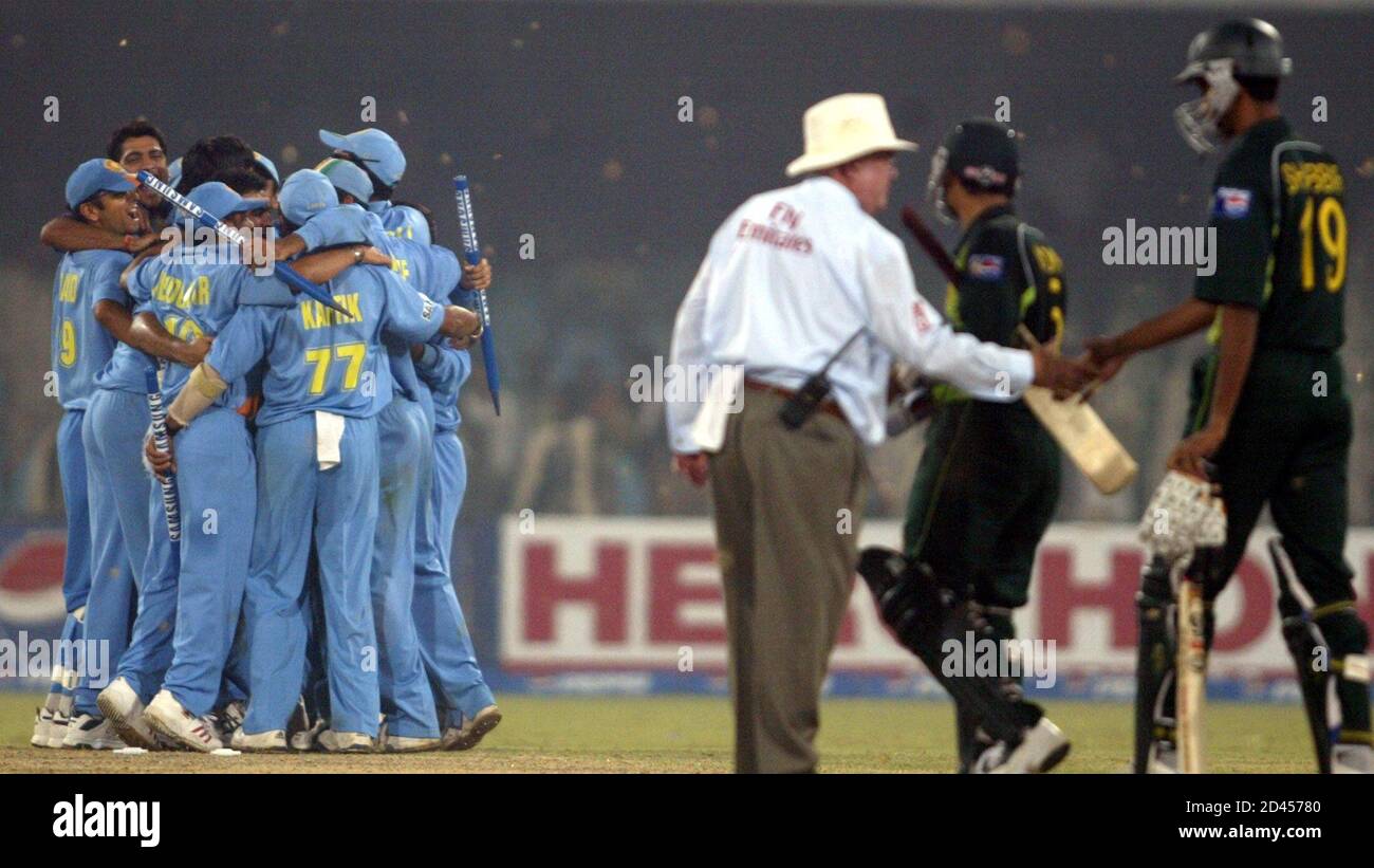 David shepherd cricket umpire hi-res stock photography and images - Alamy