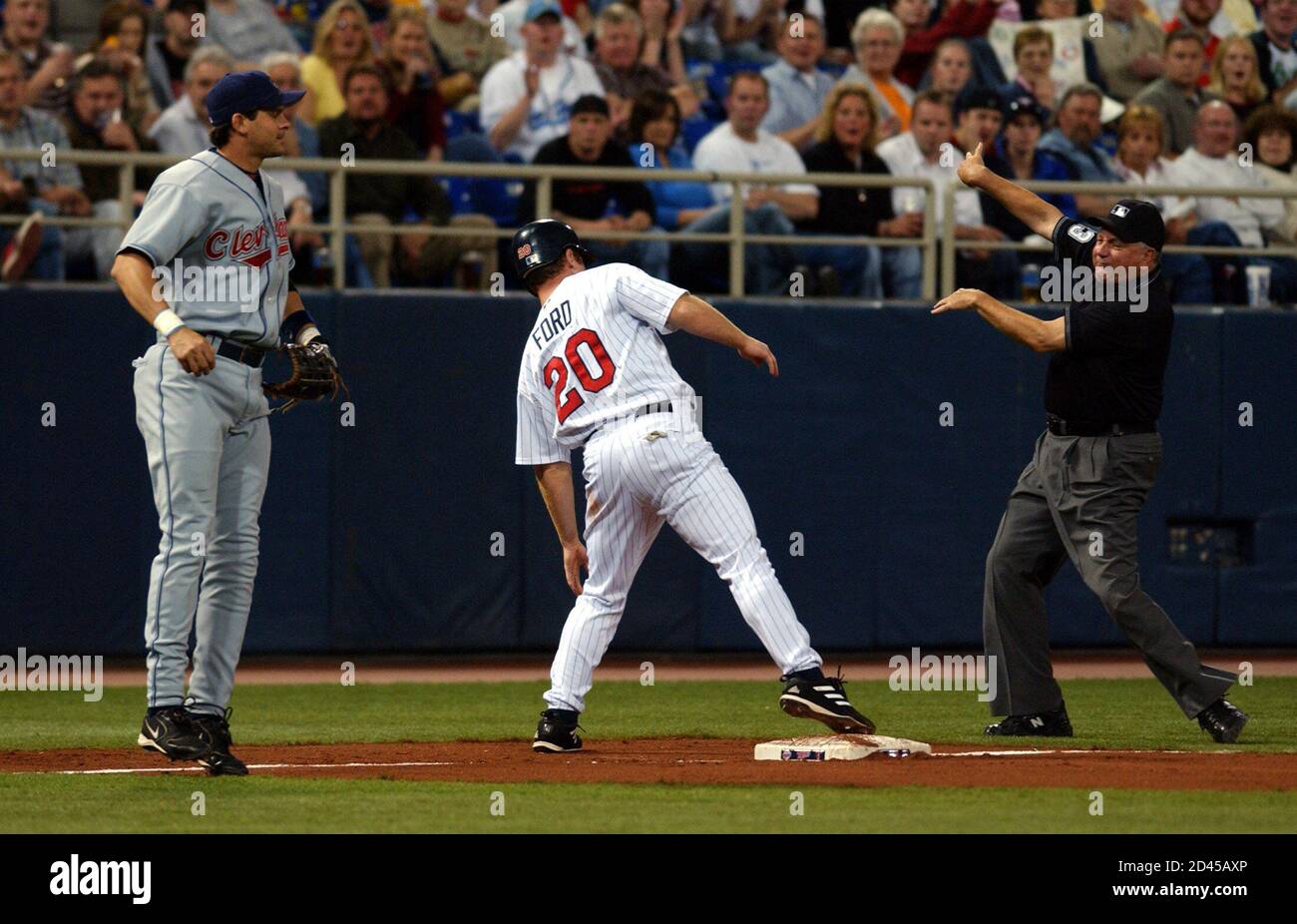 Baseball umpire signals hi-res stock photography and images - Alamy