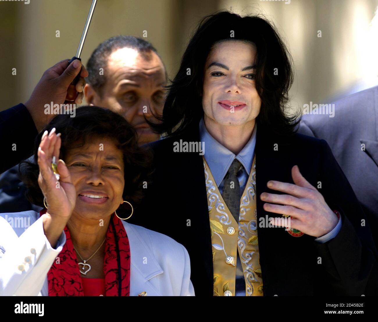 Michael jackson and joe jackson 2005 hi-res stock photography and ...