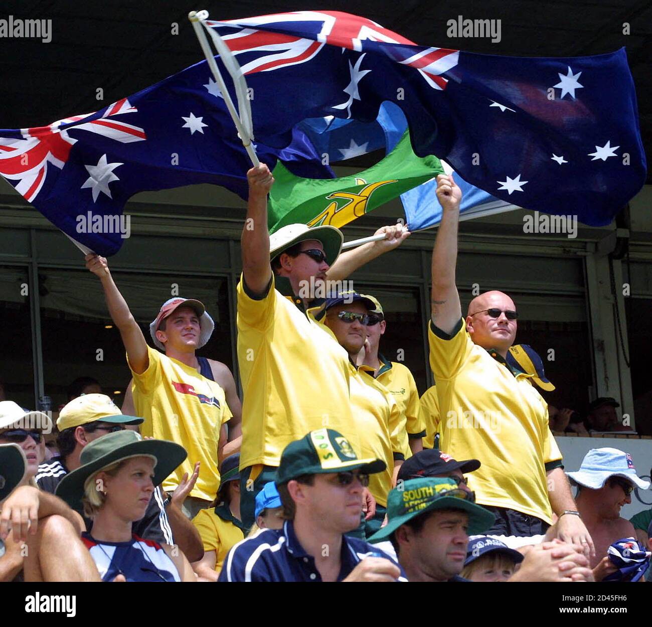 Cricket fans cheer hi-res stock photography and images - Alamy