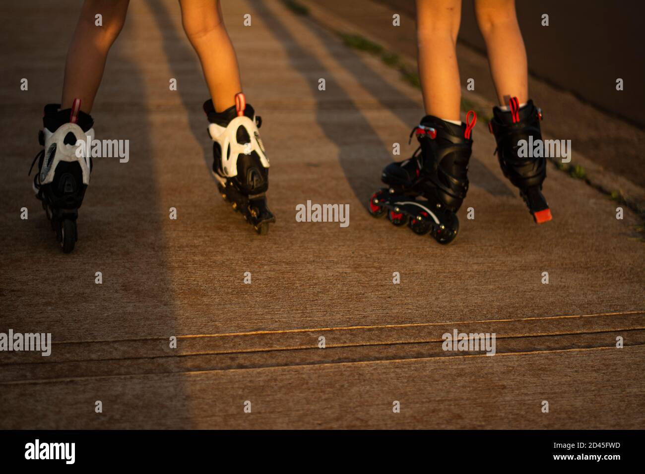 Girls rollerskating hi-res stock photography and images - Alamy