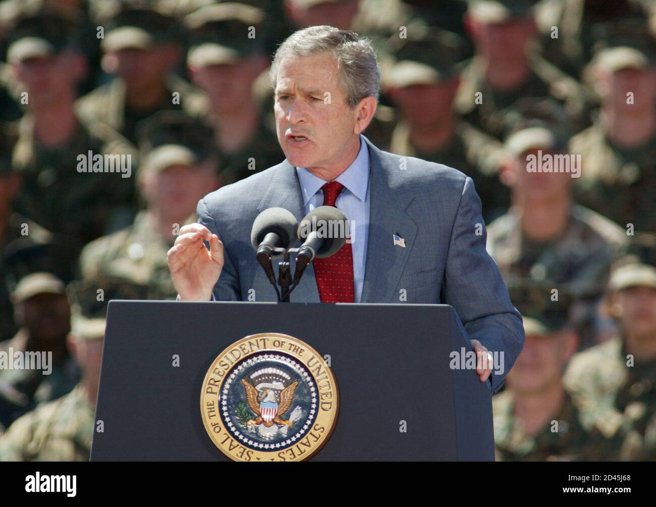 George w bush speaking to troops hi-res stock photography and images ...