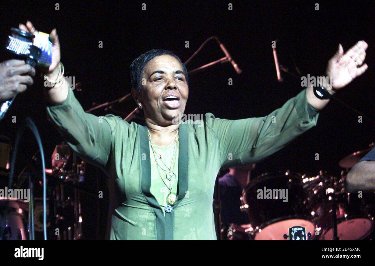 Singer cesaria evora hi-res stock photography and images - Alamy