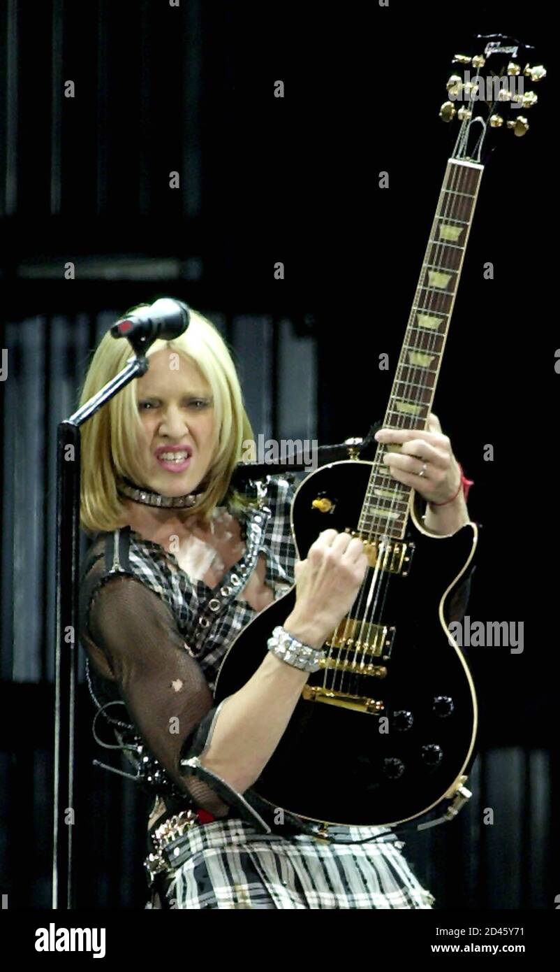 Madonna concert 2001 hi-res stock photography and images - Alamy