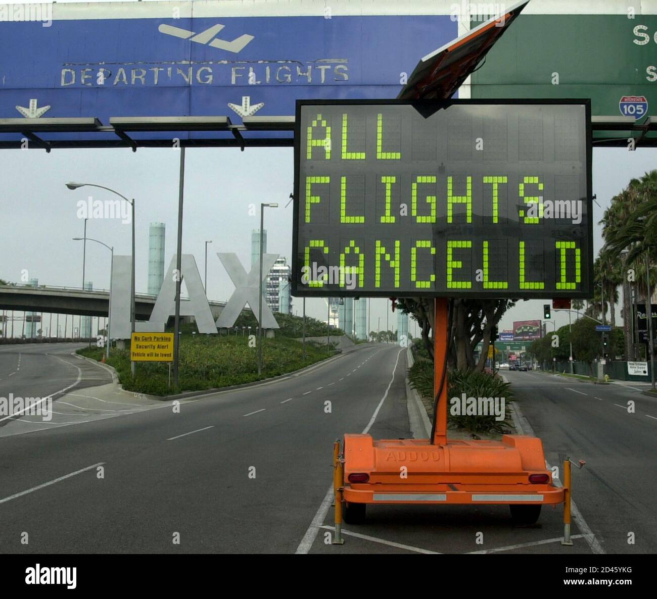 Empty road of new airport hi-res stock photography and images - Alamy