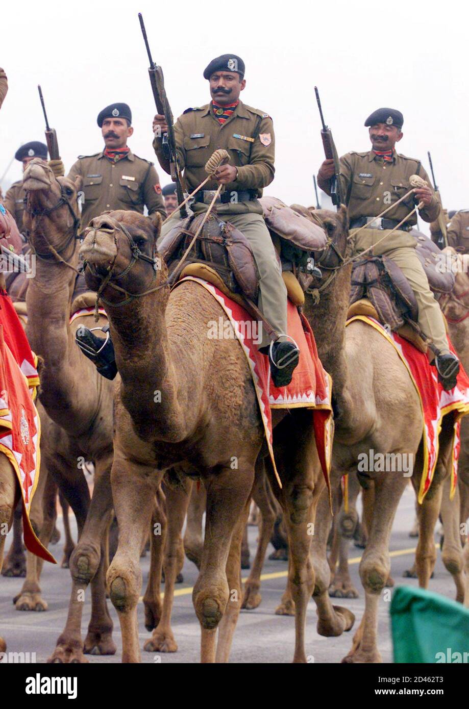 India's border security force soldiers hi-res stock photography and ...