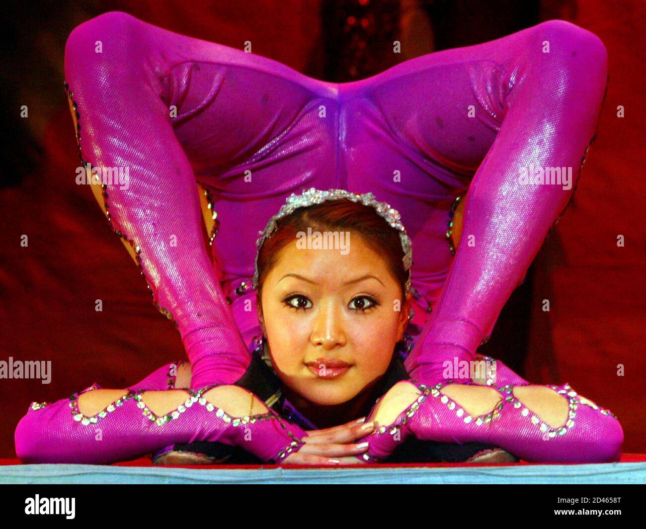 Plate spinning chinese hi-res stock photography and images - Alamy