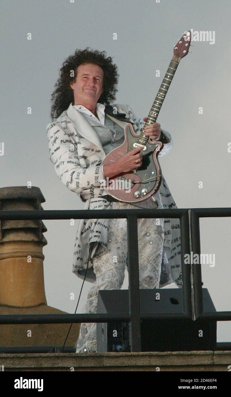 Brian may buckingham palace 2002 hi-res stock photography and images ...