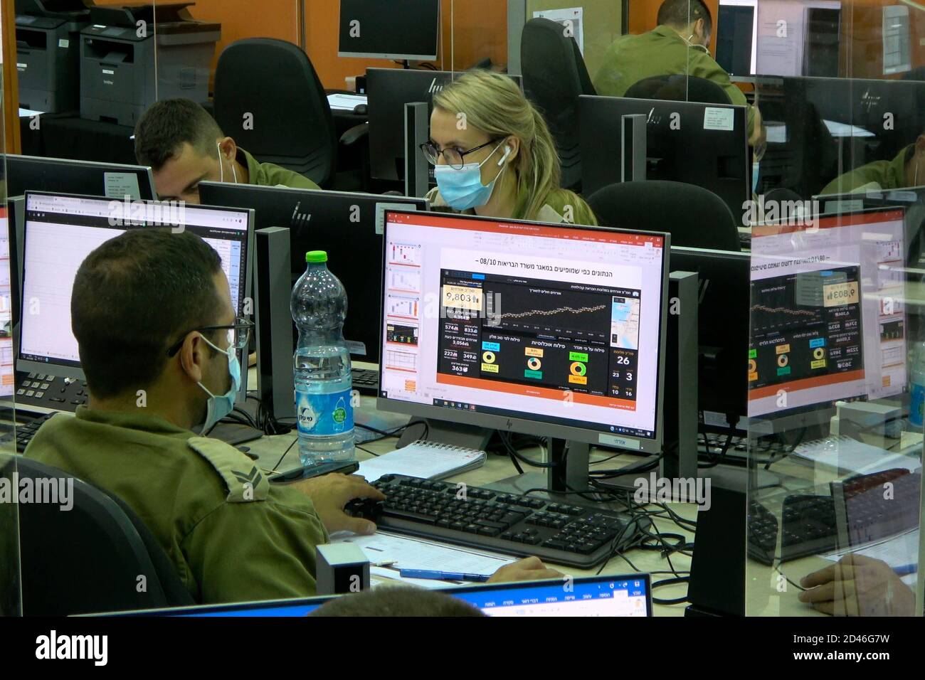 Military personnel using computers hi-res stock photography and images ...