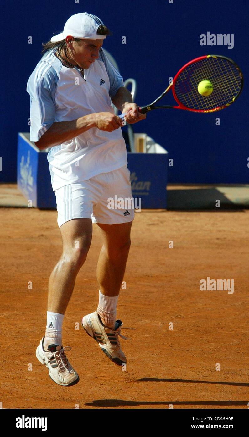 Andre agassi returns a backhand hi-res stock photography and images - Alamy