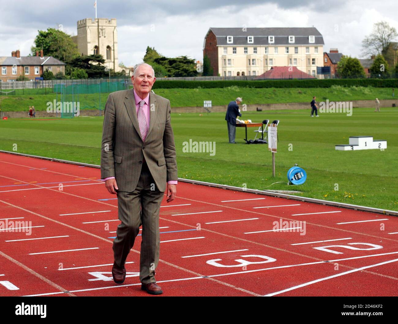 Roger bannister running track 1954 hi-res stock photography and images ...