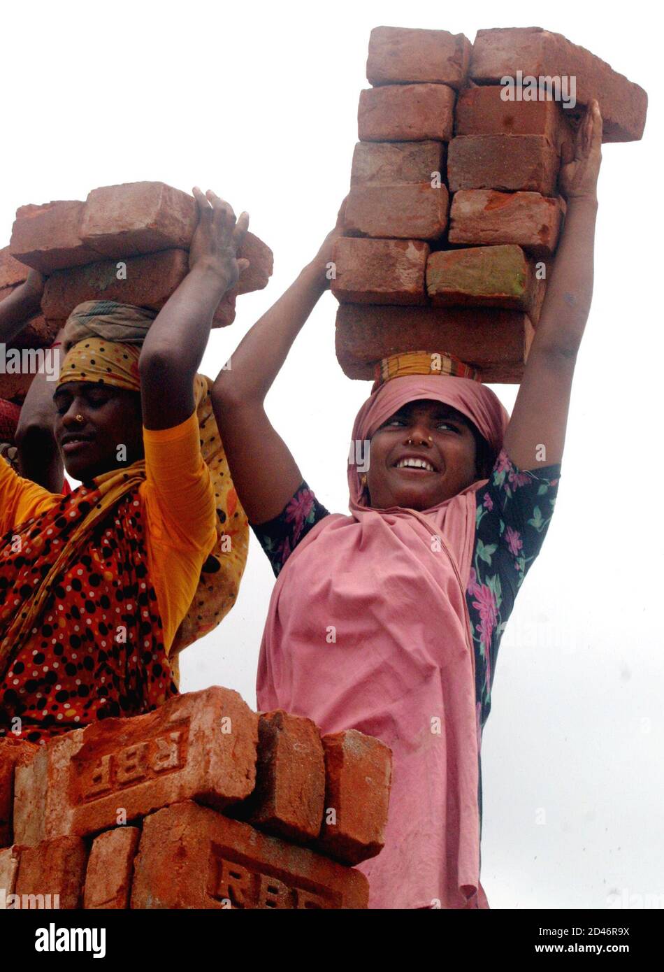 Bangladeshi women labourers hi-res stock photography and images - Alamy