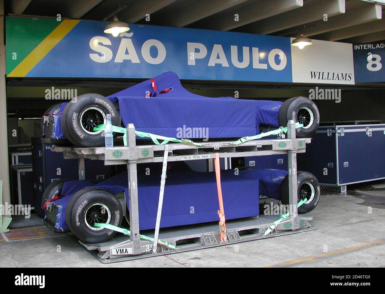 Formula 1 race pit box hi-res stock photography and images - Alamy