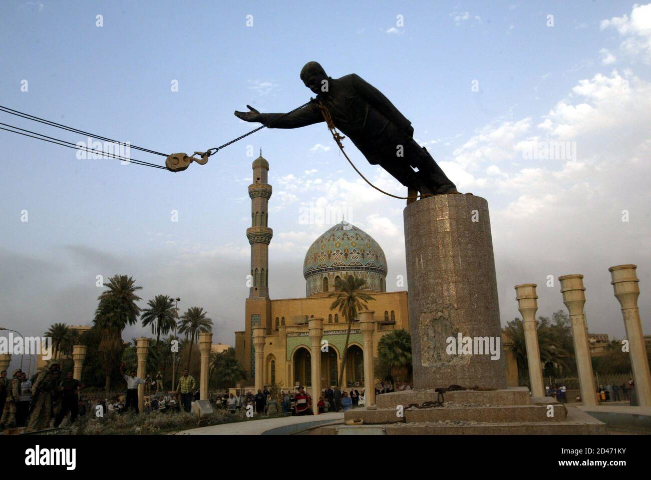 Statue president saddam hussein hi-res stock photography and images - Alamy
