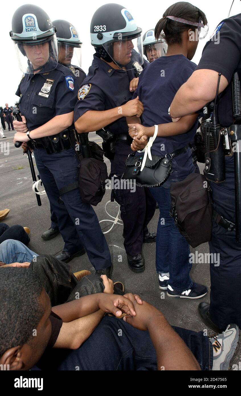 Police united states 2004 training hi-res stock photography and images ...