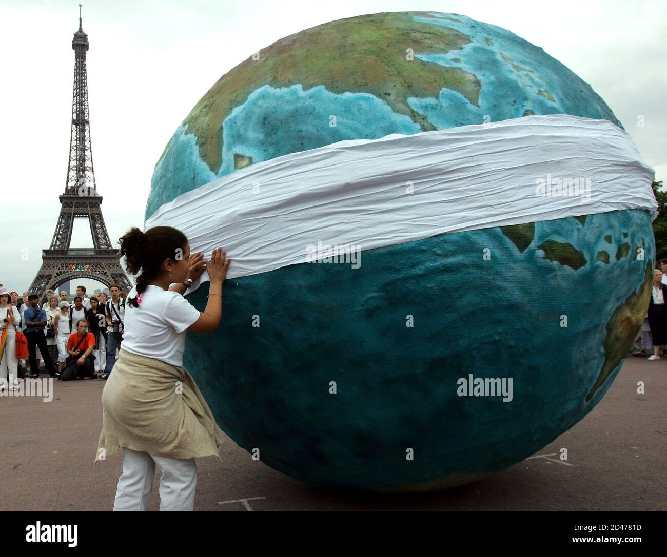 Poverty paris eiffel tower hi-res stock photography and images - Alamy