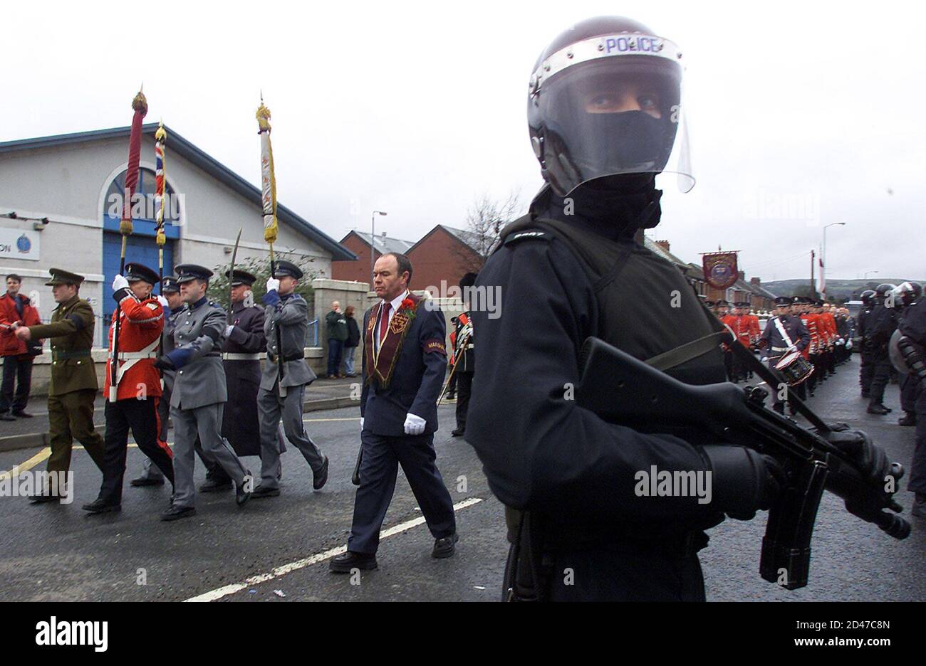 Armed psni officer hi-res stock photography and images - Alamy