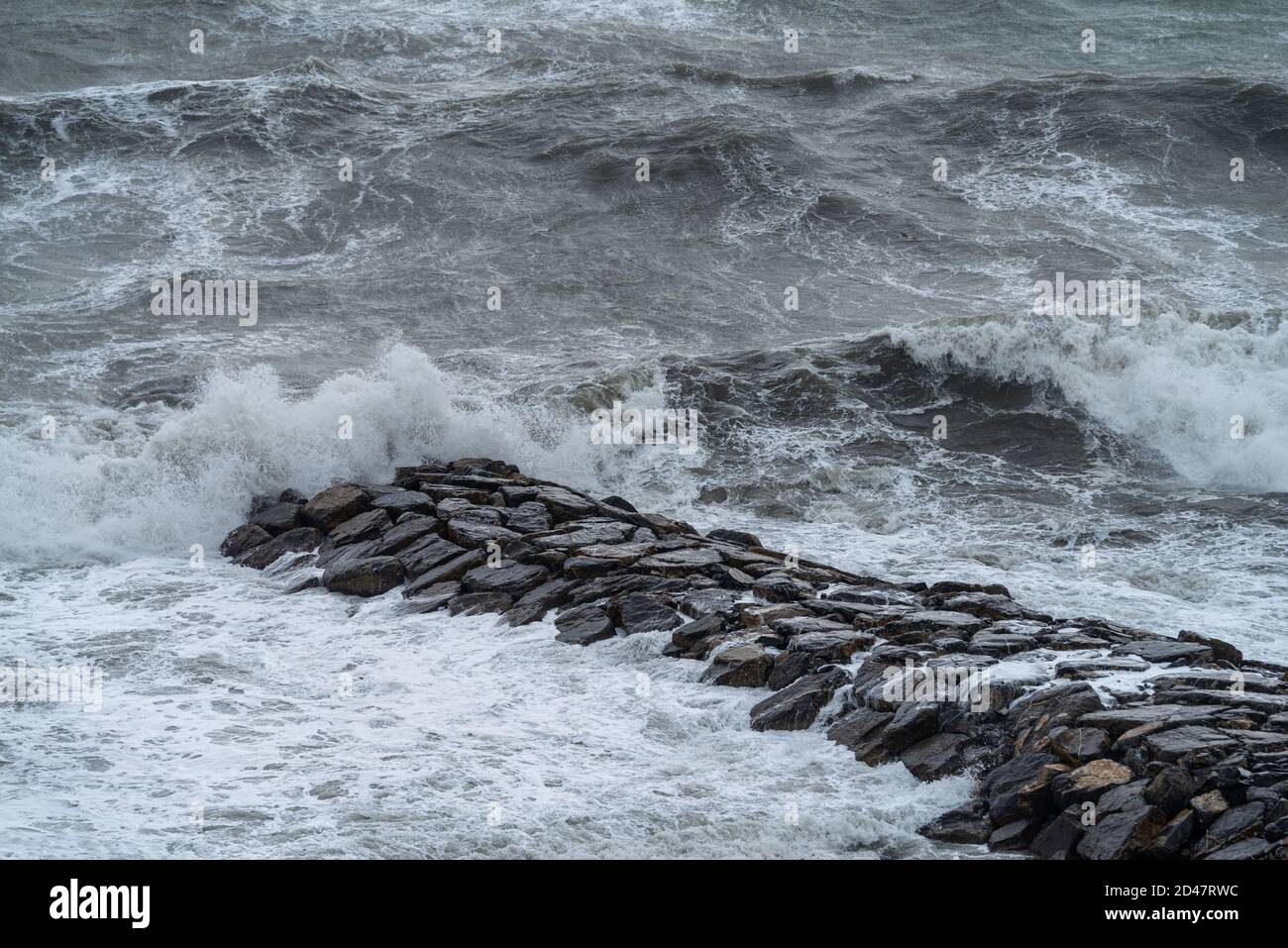 Waves crash into the breakwater Stock Photo - Alamy
