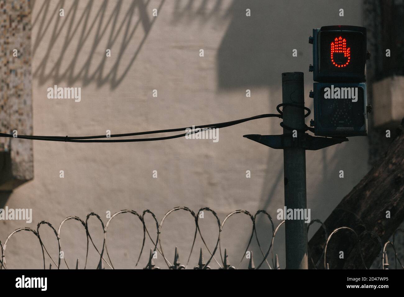 Red hand stop signal on a traffic light Stock Photo - Alamy