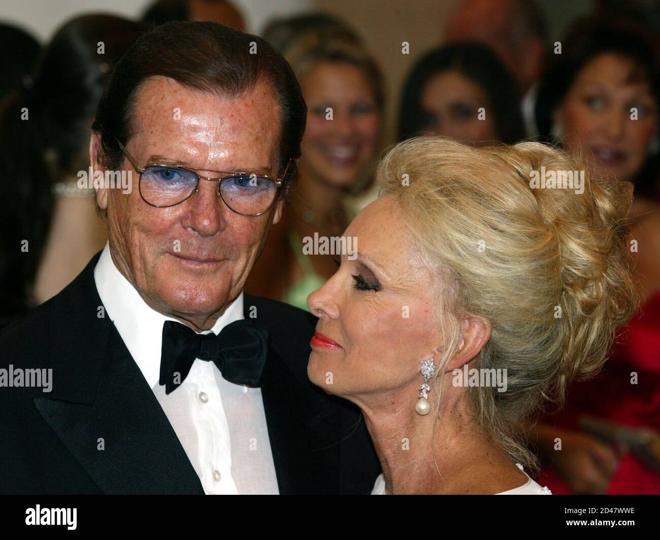 British actor roger moore arrives hi-res stock photography and images ...
