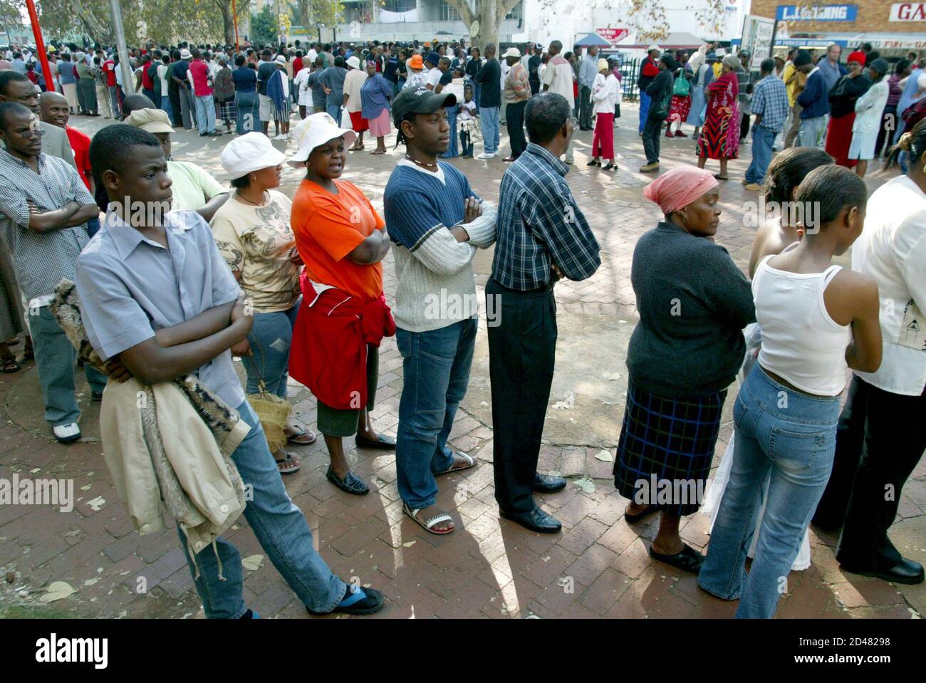 South africa vote 1994 queue hi-res stock photography and images - Alamy