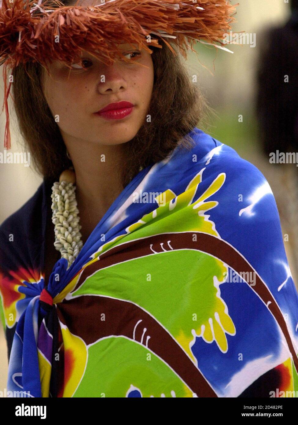 Hawaii dancers beach hi-res stock photography and images - Alamy