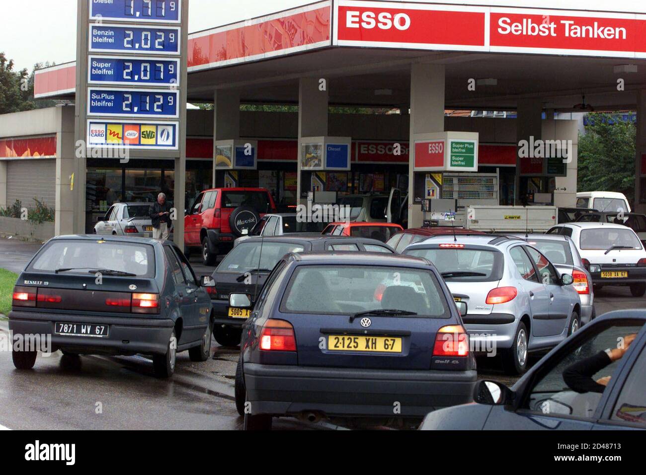 France petrol station queue hi-res stock photography and images - Alamy