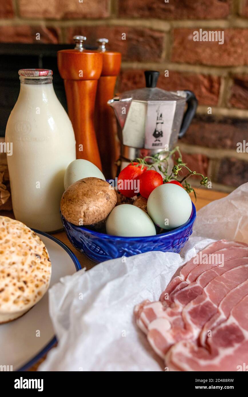 Chefs cooking breakfast hi-res stock photography and images - Alamy