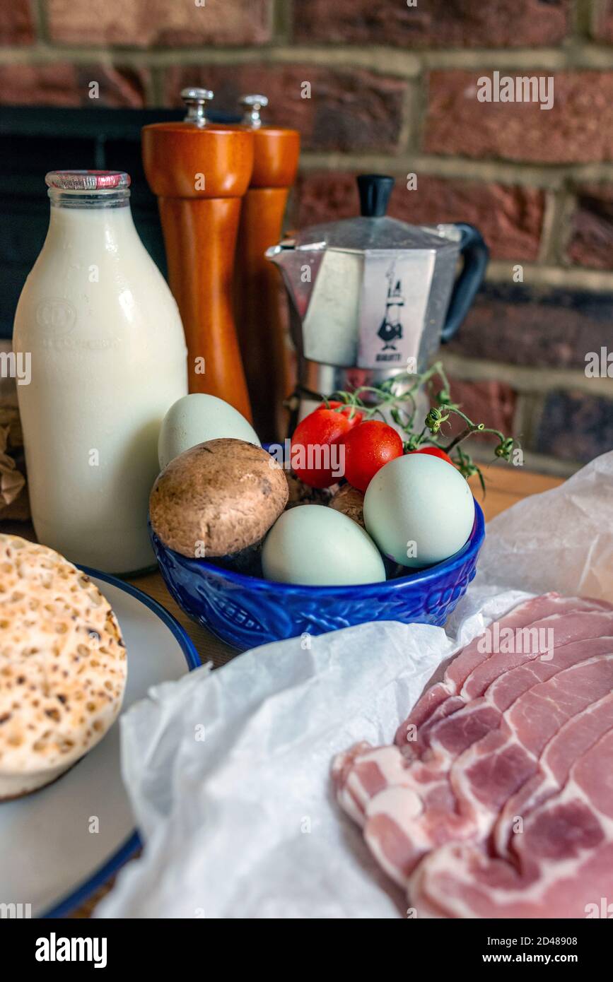 Chefs cooking breakfast hi-res stock photography and images - Alamy
