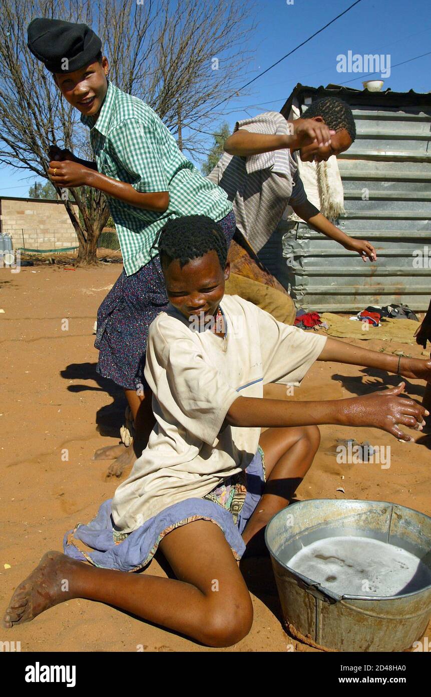 Basarwa hi-res stock photography and images - Alamy