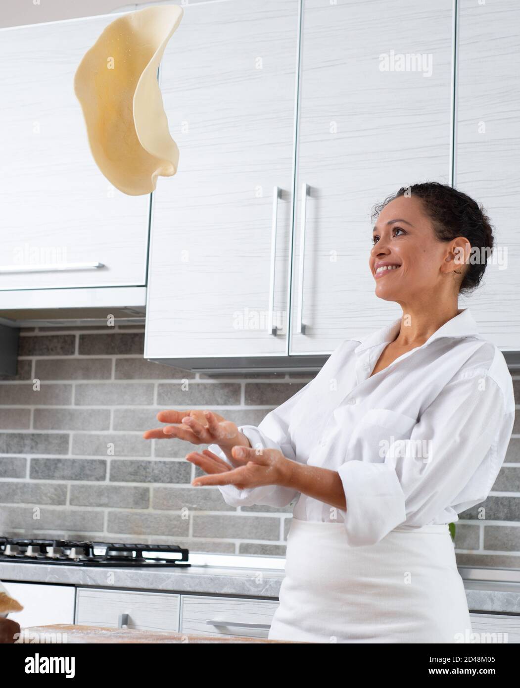 Tossing pizza dough hi-res stock photography and images - Alamy