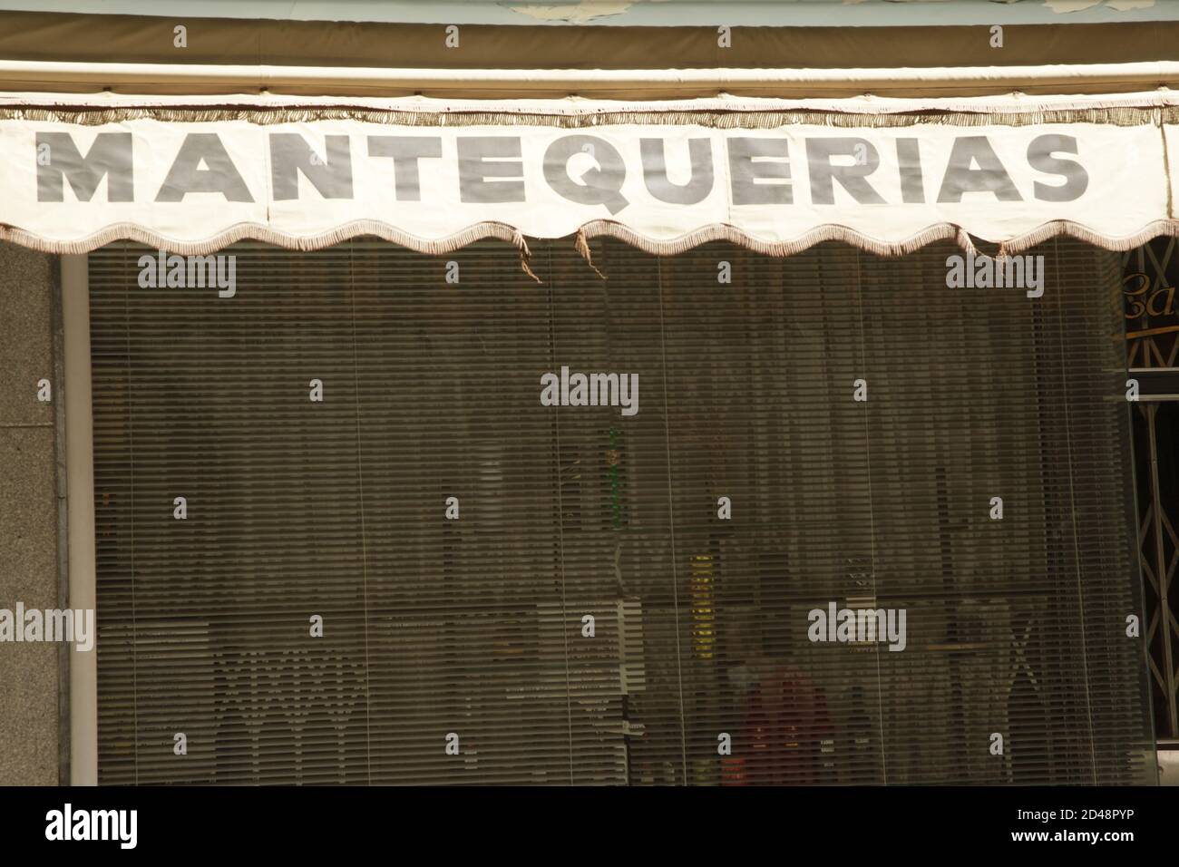 Battery store sign hi-res stock photography and images - Alamy