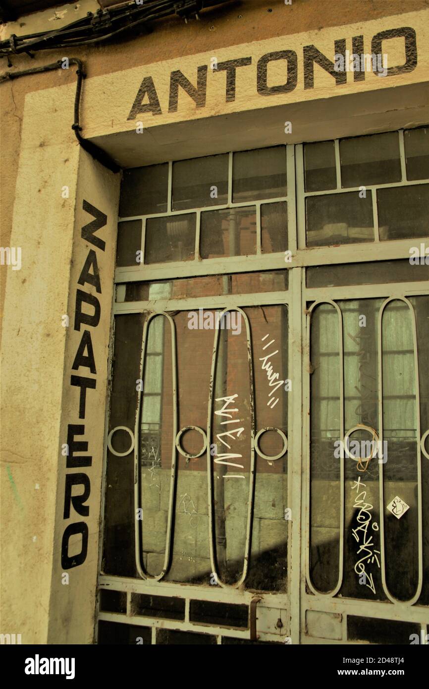 Shoemaker sign hi-res stock photography and images - Alamy