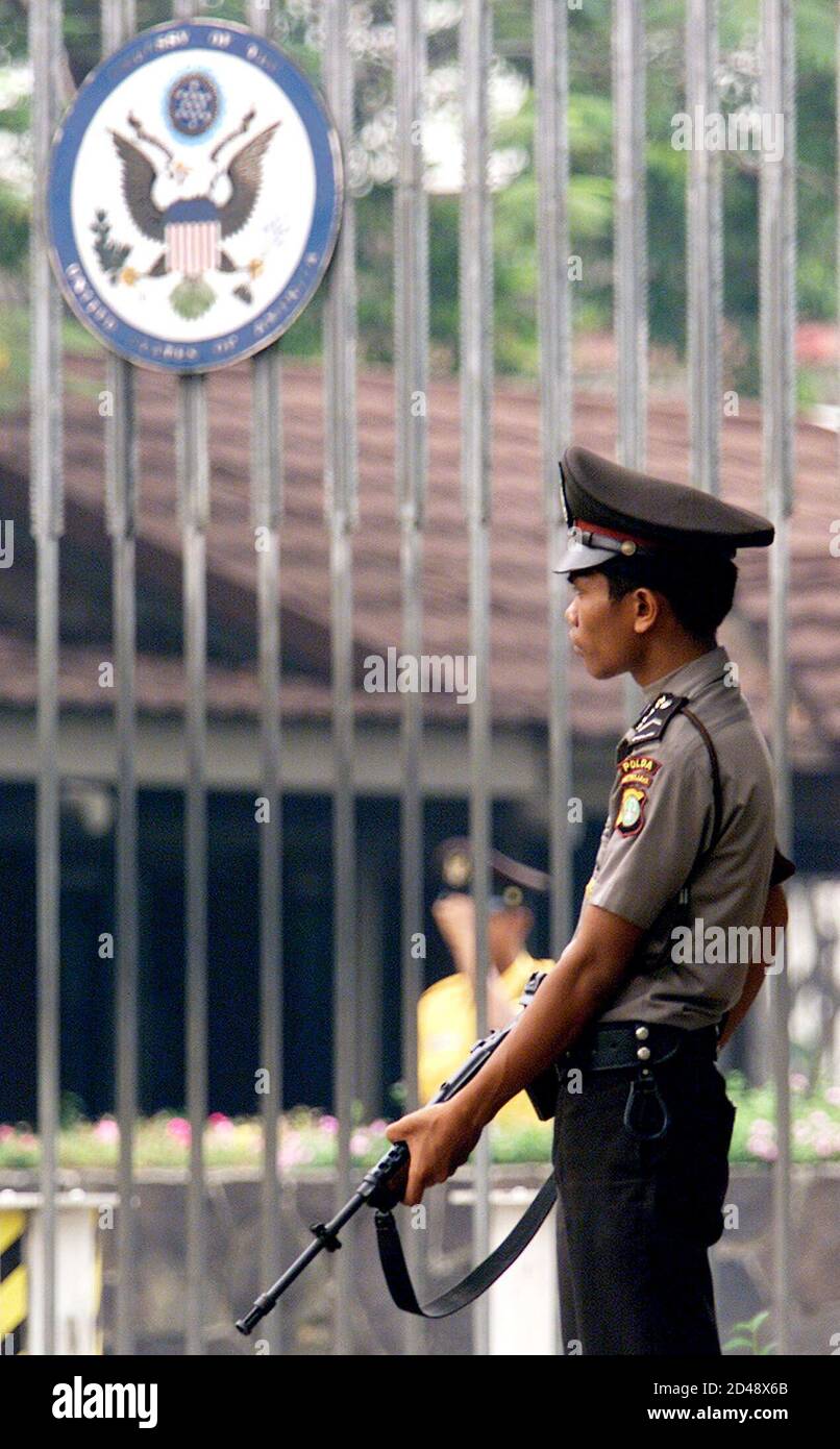 Guarding u s embassy hi-res stock photography and images - Alamy